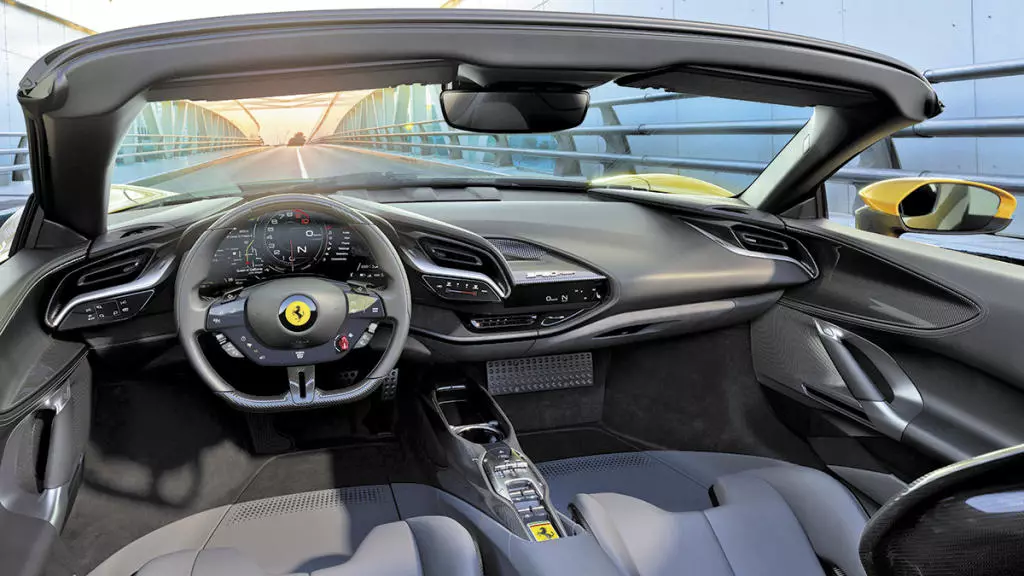 Ferrari SF90 Spider în interior