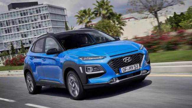 I-Hyundai Kona, ene-120 hp injini yepetroli enikezelwayo, nge-14,759 euros.