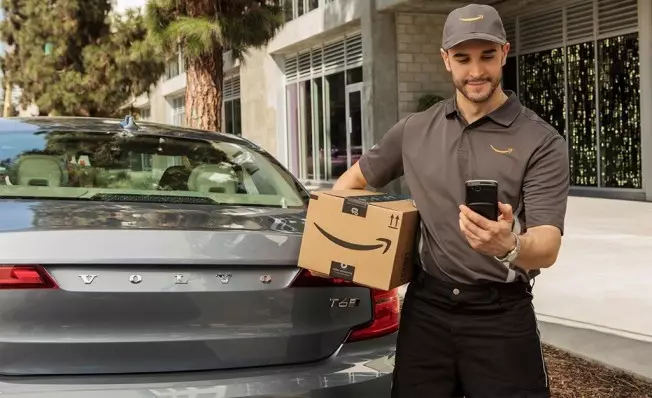 Volvo и Amazon стартират услуга за доставка на пакети в превозни средства