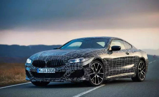 BMW 8 Series Coupé e se e ntse e le ntho ea sebele