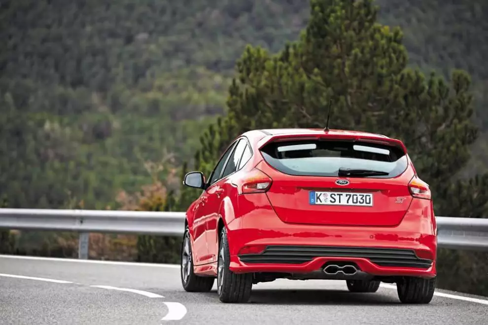 Ford Focus ST 2.0 ECOBOOST: Don haka yana tafiya