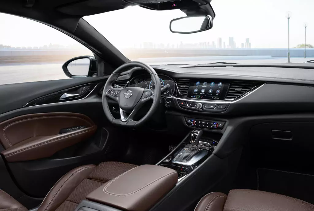 Bahagian dalam Opel Insignia 2020