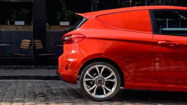 Detajet e furgonit të Ford Fiesta