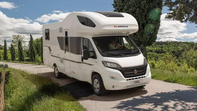 De motorhome Adria Coral XL biedt camper-aventoer foar sân ynsittenden